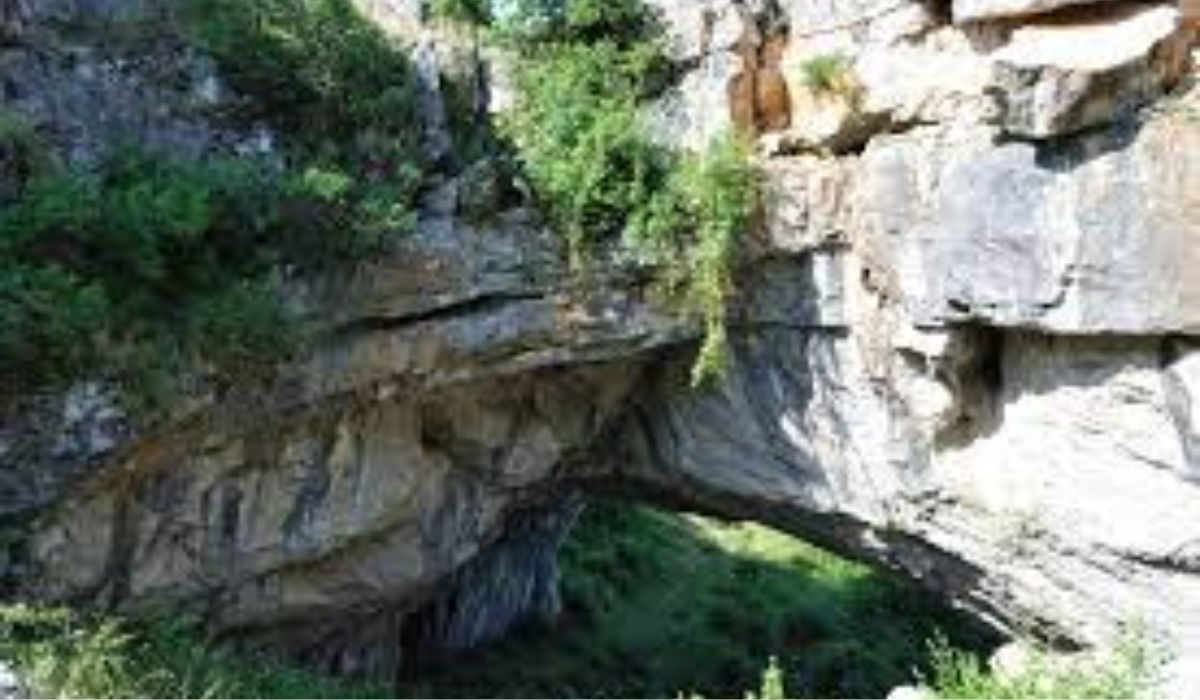 Singurul și cel mai mare pod natural rutier funcţional de pe Planetă se ...