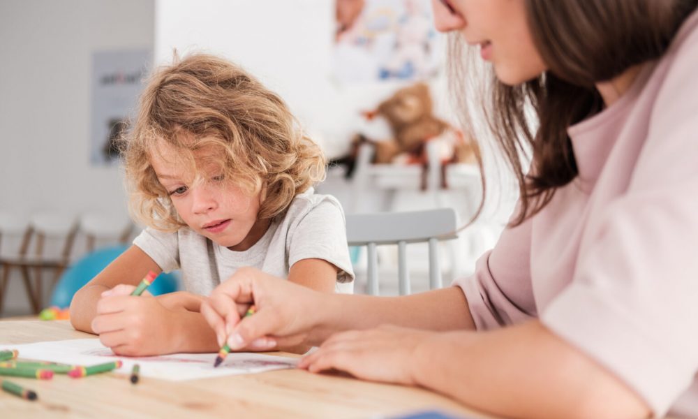 Tot mai mulți copii cu autism. Care este explicația specialiștilor ...