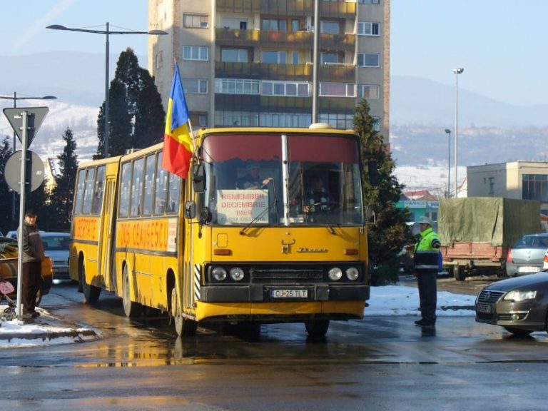Ce alegeți: Super-autobuzul casă pe roți, cu garaj generos și preț ...