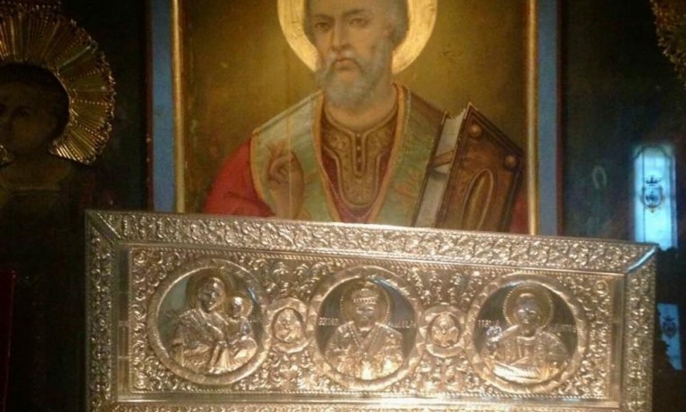 Racla cu mâna sfântului Nicolae pleacă din București în pelerinaj la ...