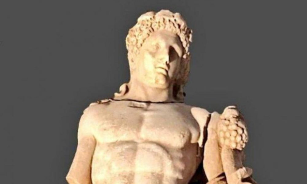 O statuie a lui Hercule, veche de aproximativ 2.000 de ani, descoperită ...