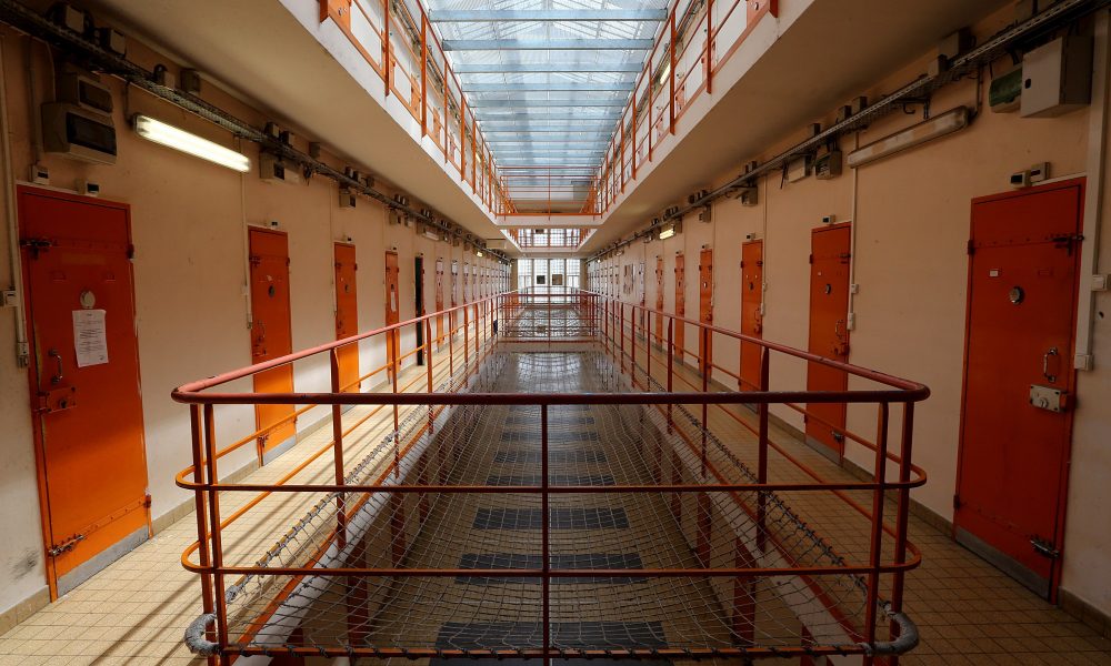 Incredibil cum un deținut a furat 11 milioane de dolari în timp ce era ...