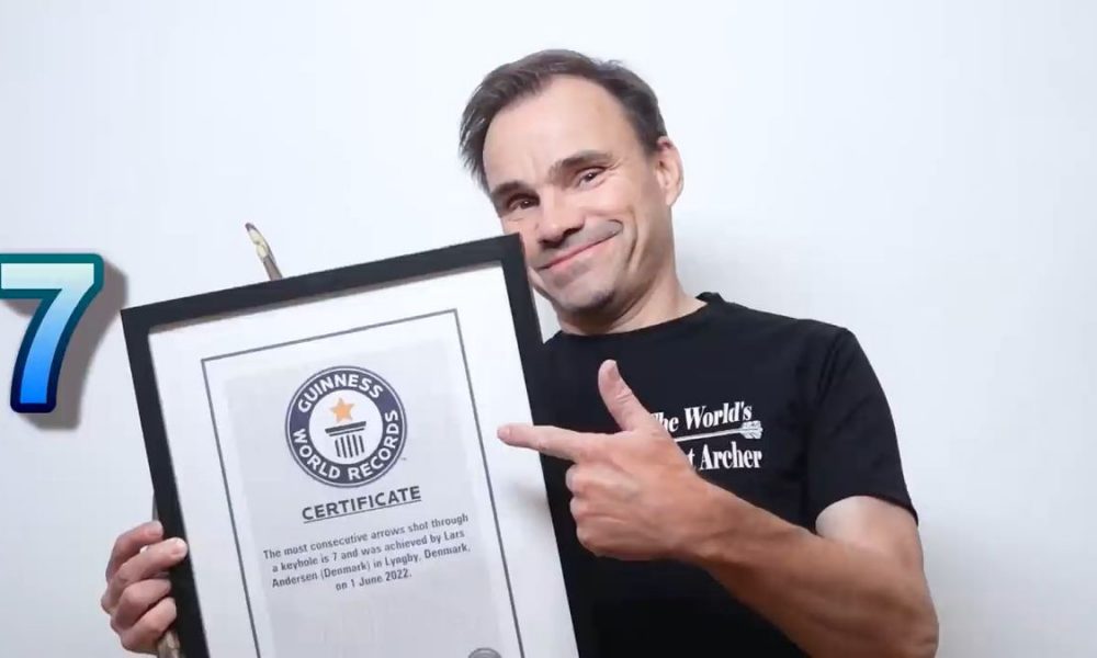 Video. Un arcaș a tras șapte săgeți consecutive prin gaura cheii și a ...