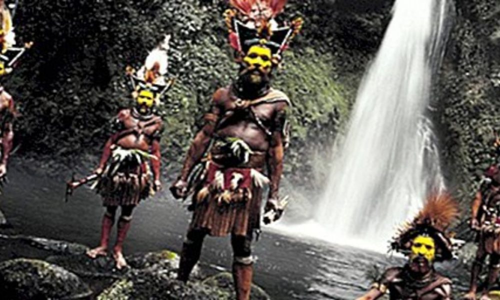 Pe Pământ se află un loc neatins de lumea modernă. Un trib izolat din ...