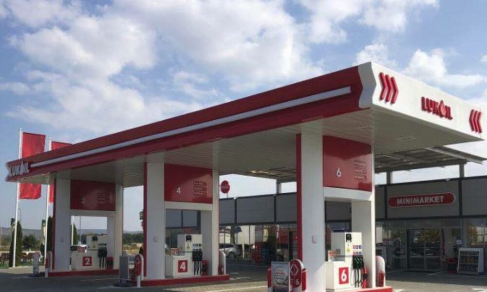 Rușii de la Lukoil vor să plece din România. Ce gigant petrolier ar ...